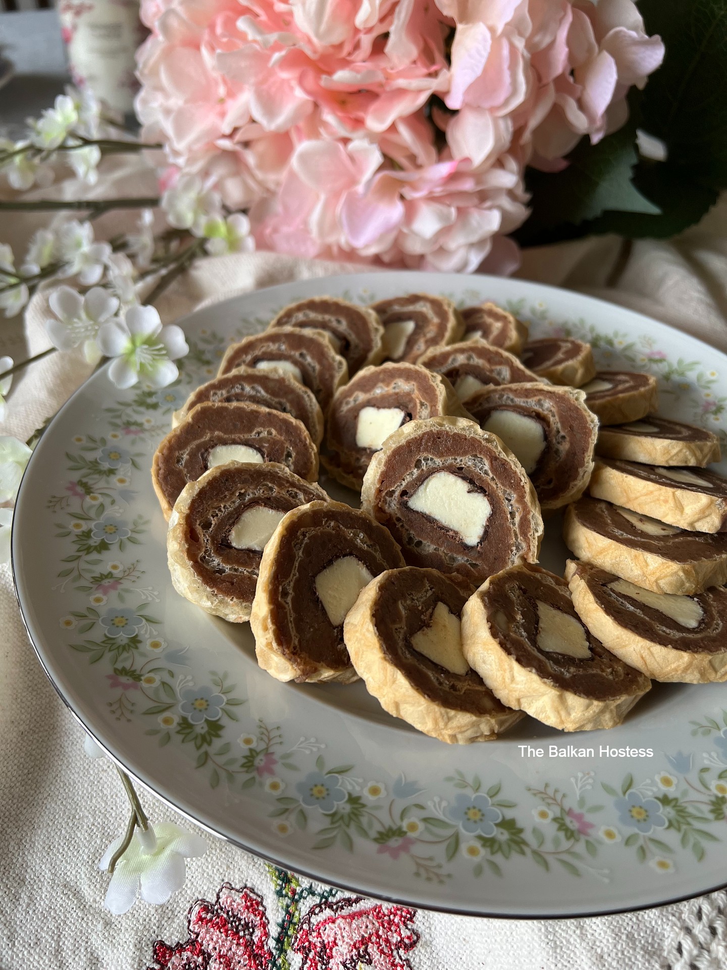 Bananica Rolat/Bananica Wafer Roll - The Balkan Hostess